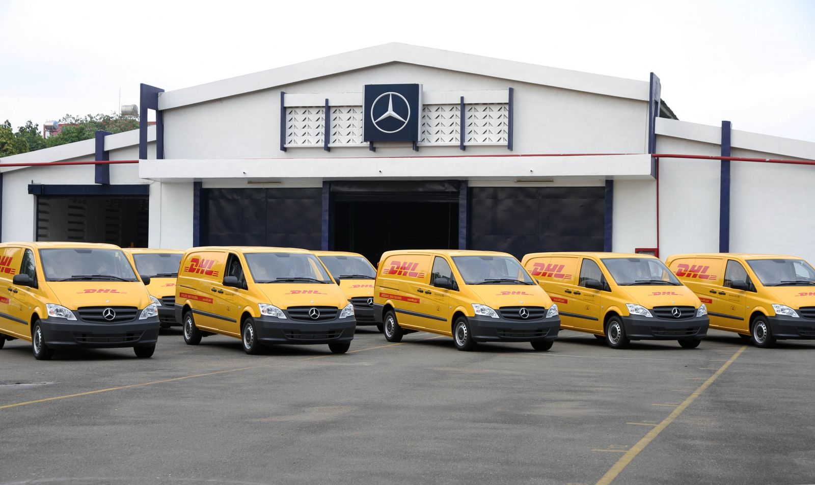 Mercedes-Benz Việt Nam bàn giao 43 xe Vito cho DHL-VNPT